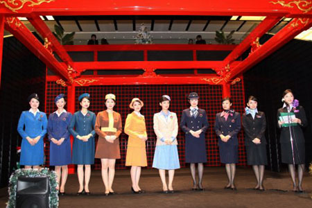 全日空举行历代空姐制服时装秀 - 日本通